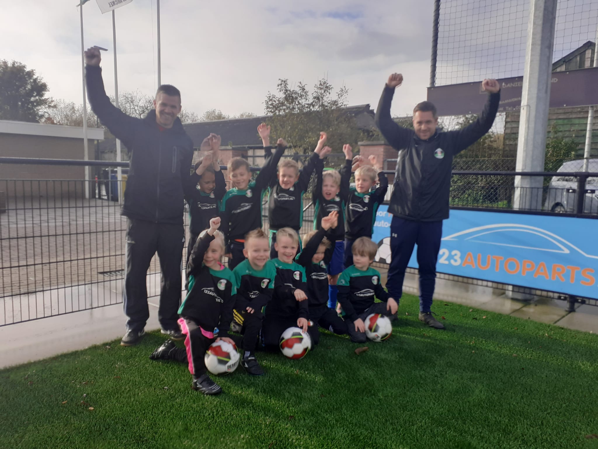 Mini's heel blij met nieuwe truien! | SV Noordeloos